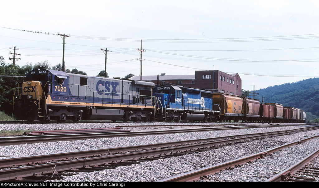 CSXT 7020 & CR 6460 on Q375